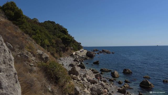 Дикий пляж под кипарисовой рощей в Кастрополе, Береговое