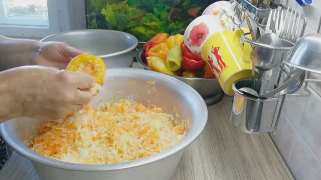 Заготовка на зиму. Фарширую перцы овощами.