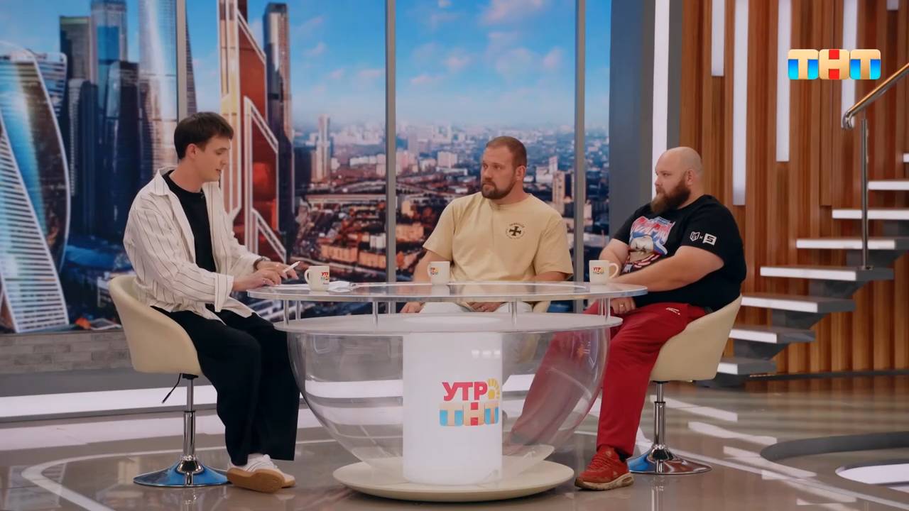 Гости программы — Кирилл Сарычев и Василий «Пельмень» Камоцкий