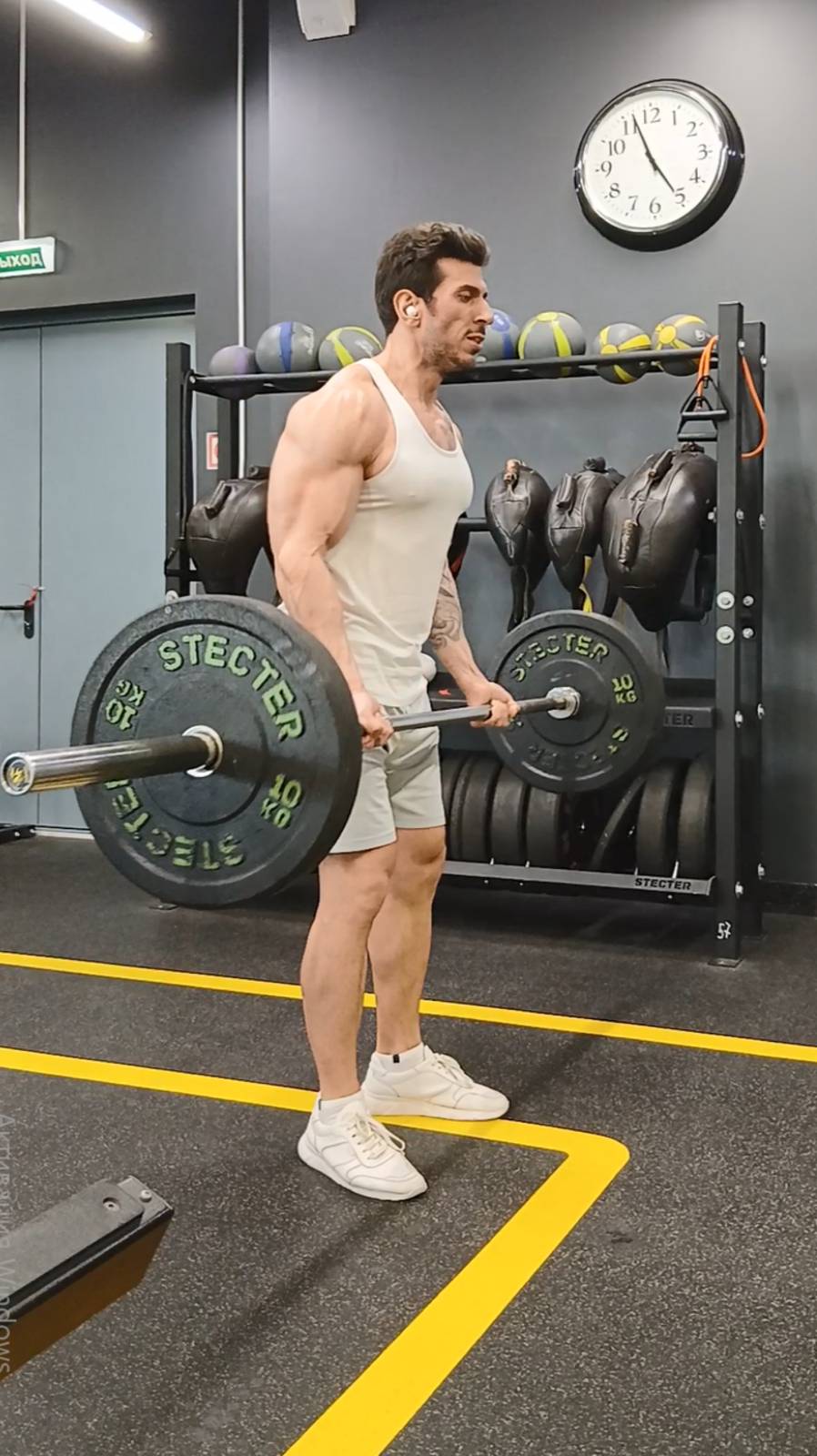 Штанговый подъем на бицепс для огромных рук 🔥 #ClassicPhysique #Мотивация