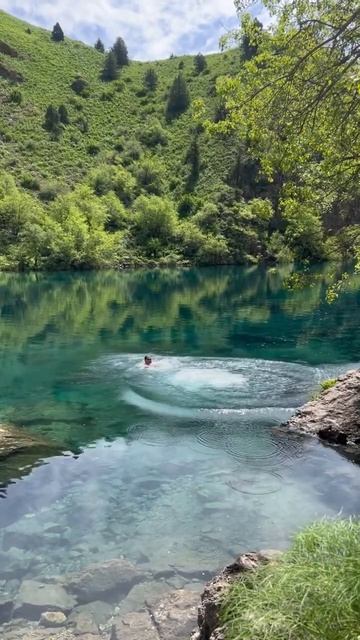 Ледяная вода горного озера