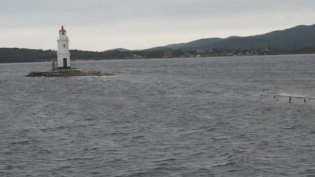 Токаревский маяк (Маяк Эгершельд) во Владивостоке. С незатопленным и затопленным проходом.