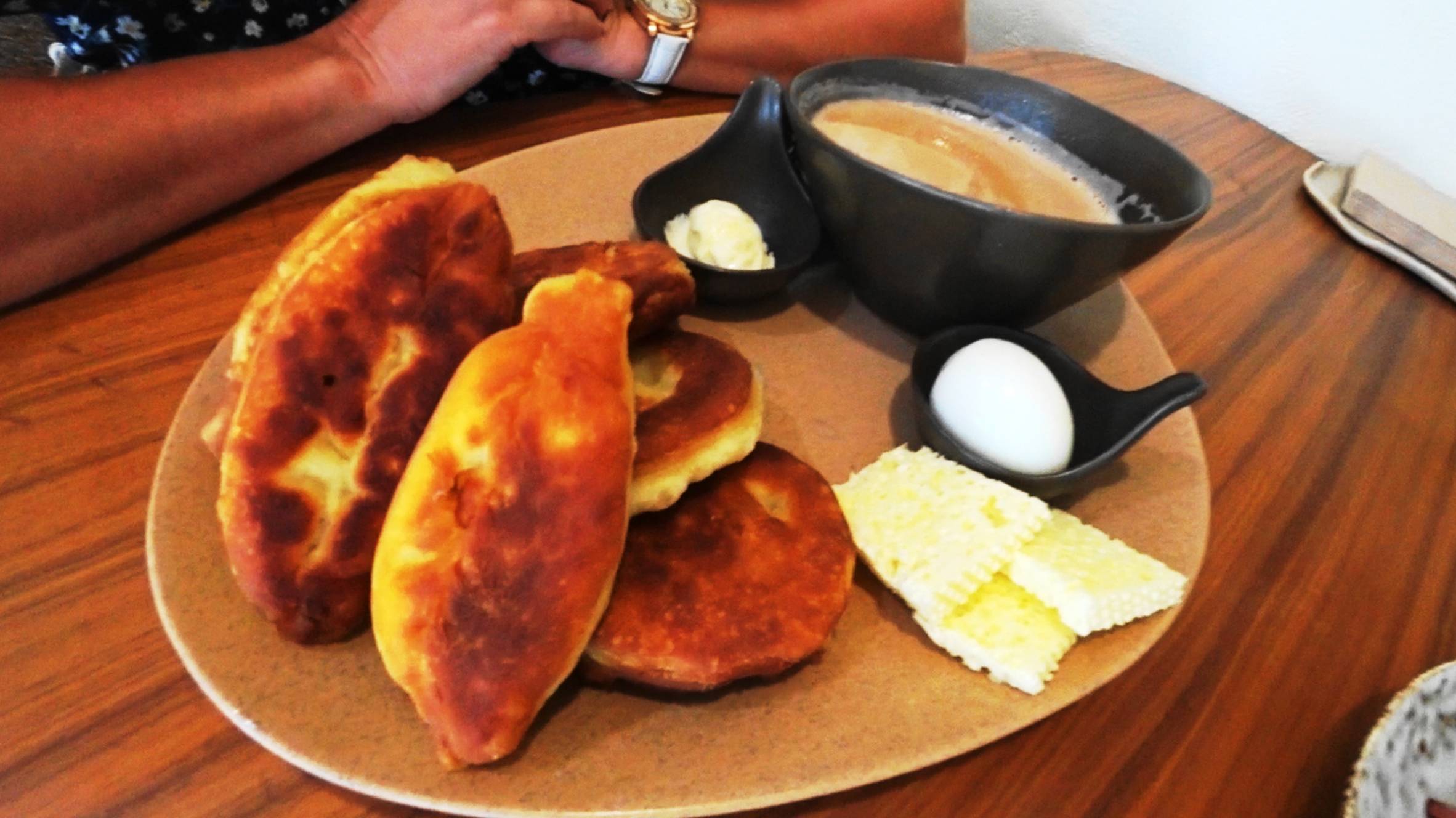 ЗАВТРАК ПО-ДАГЕСТАНСКИ. КАФЕ ЛЕТО. ЗАМЕРЯЕМ ТЕМПЕРАТУРУ ВОДЫ В МОРЕ. ПРОБУЕМ НАЦИОНАЛЬНУЮ ЕДУ ЧУДУ.