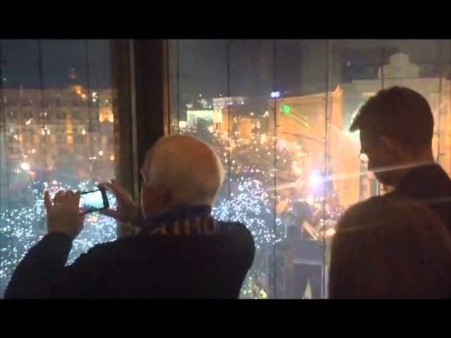 Маккейн снимал Майдан который светился на Концерте группы Океан Эльзы