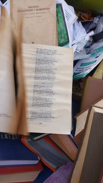 Как всё поменялось, раньше ради книг на многое шли, а сейчас их выбрасывают!!!