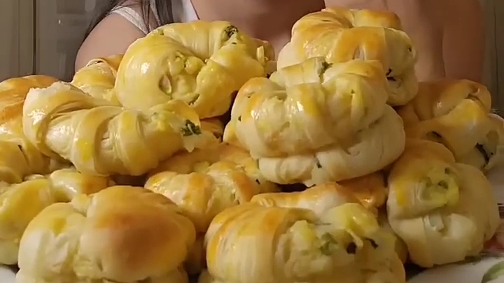 Слоистые ПИРОЖКИ из стакана Кефира...🥐🍶😋    Рецепт в описании ✍️
