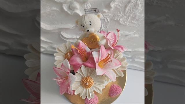 Композиция из 4-х лилий из мыльной пены, 3-х свечей-ромашек, свечи-мишки  в гипсовом кашпо