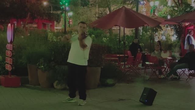 Музыка, вплетённая в вечер: случайная скрипка на улицах Москвы