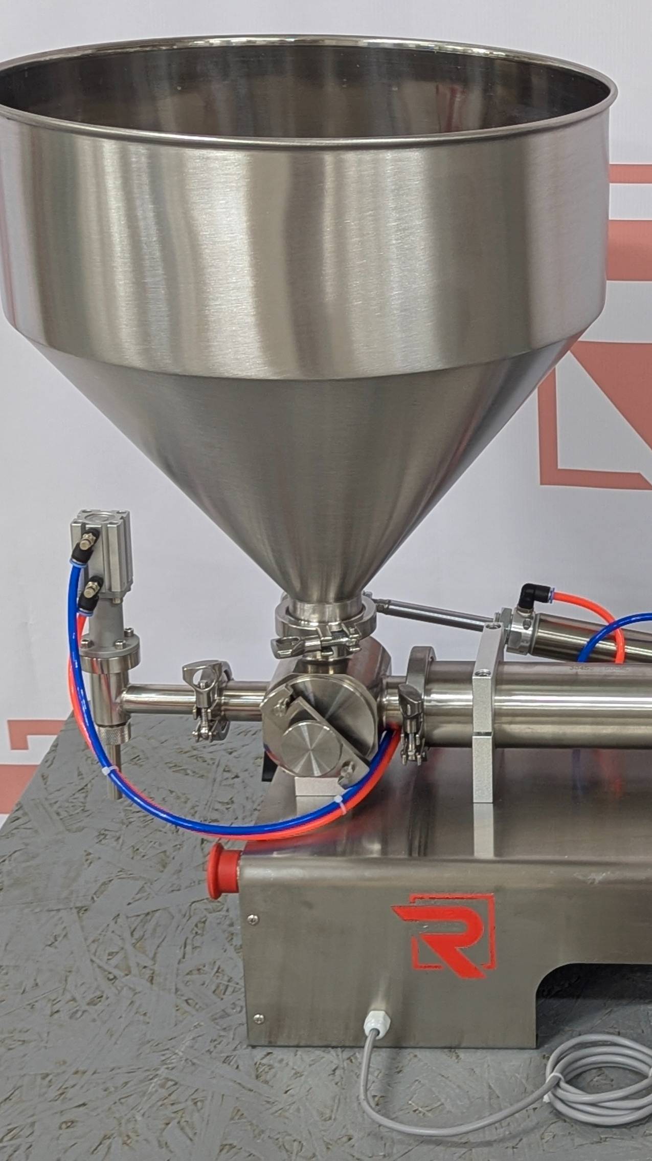 Объемно-поршневой дозатор густых продуктов