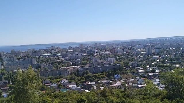 Вид с Соколовой горы города Саратова в 2023 году. Ветер умеренный, солнце, чистое небо, людей мало.