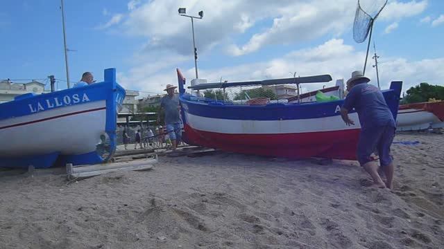 Подъем на берег лодки - пляж в Пинеда-де-Мар, Испания.
