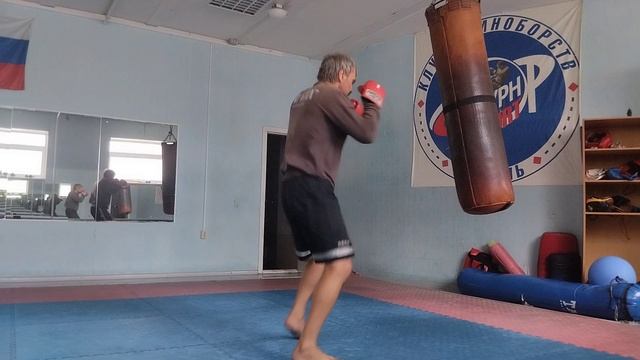 Бокс: Удар --бросок кулака.