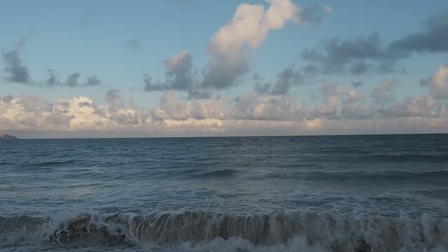 На пляже в Коктебеле (Крым) в ветреную погоду.