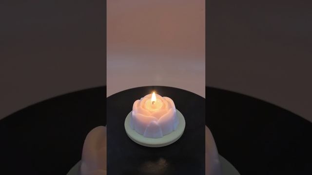 Свеча розочка из натурального кокосового воска.