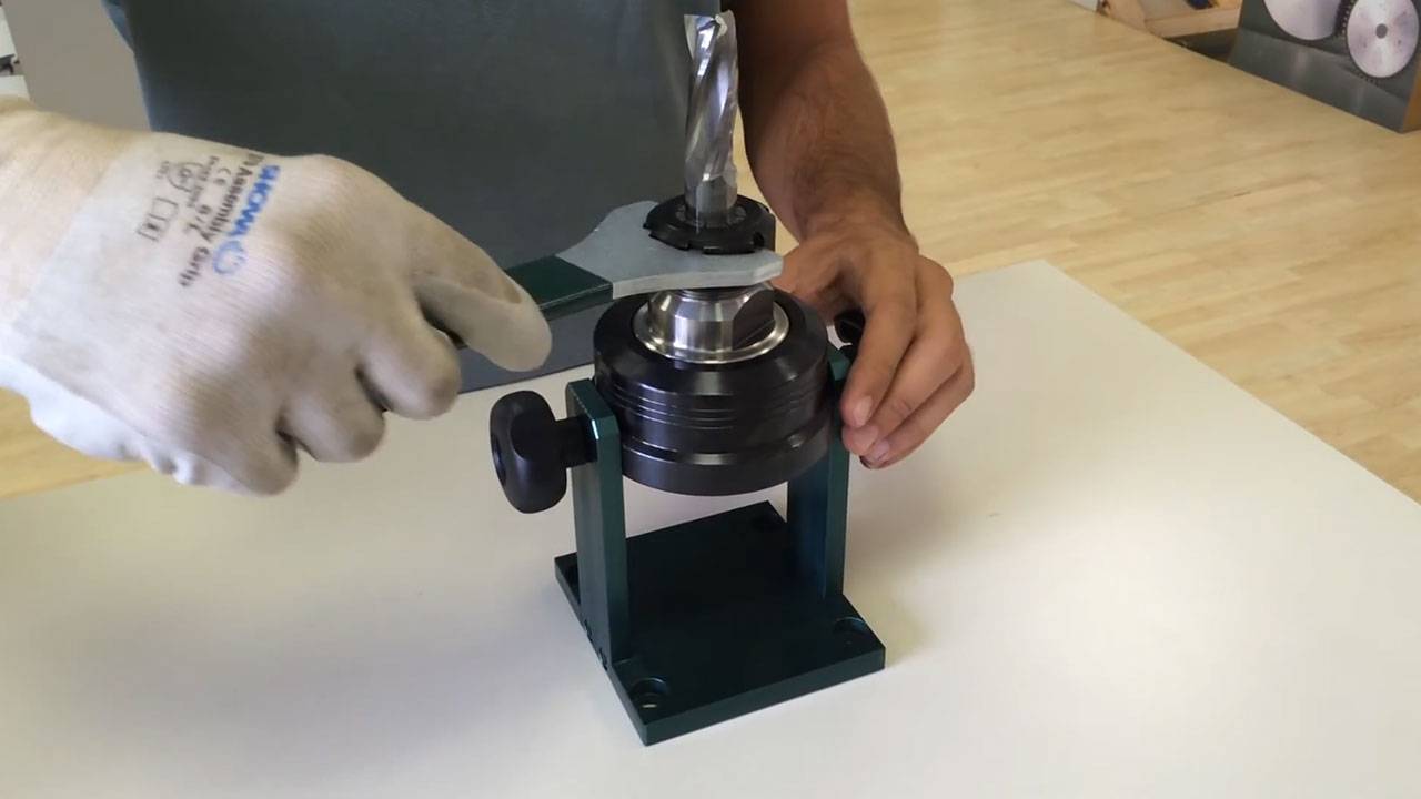 Регулируемое устройство для монтажа и демонтажа концевого инструмента в патрон