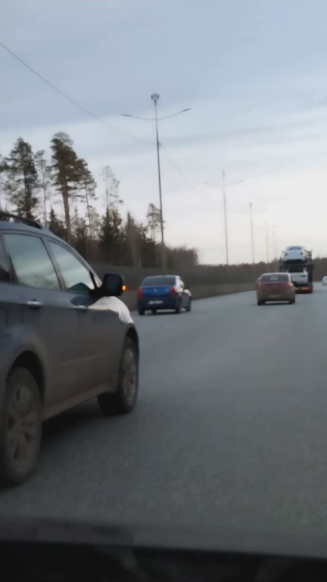 Трасса. Подрезала. Со встречки, через три ряда.