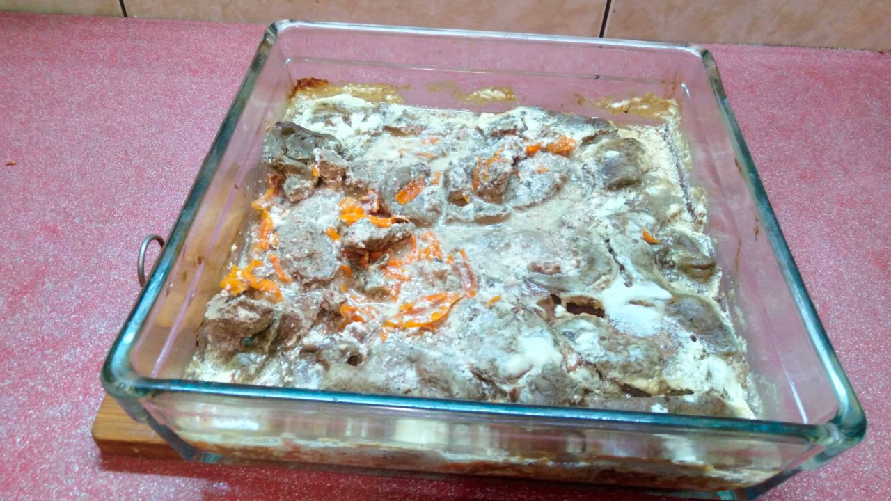 Говяжья печень в духовке со сметаной
