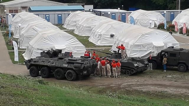 Ребята из детского лагеря Юнармии живут в палатках, играют в военно-спортивные игры