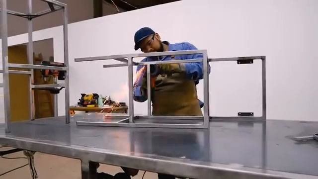 БАРНЫЙ СТУЛ .