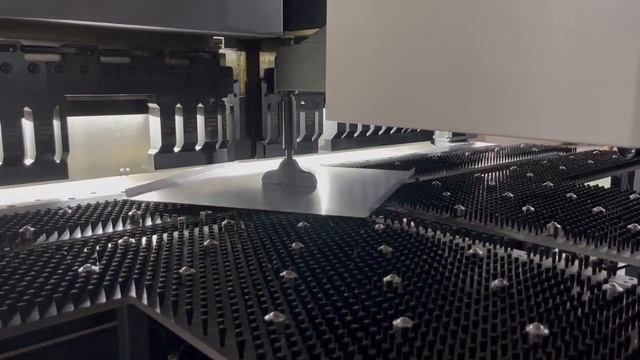 Гибка на панелегибе CFI-Lanhao с подьемом детали