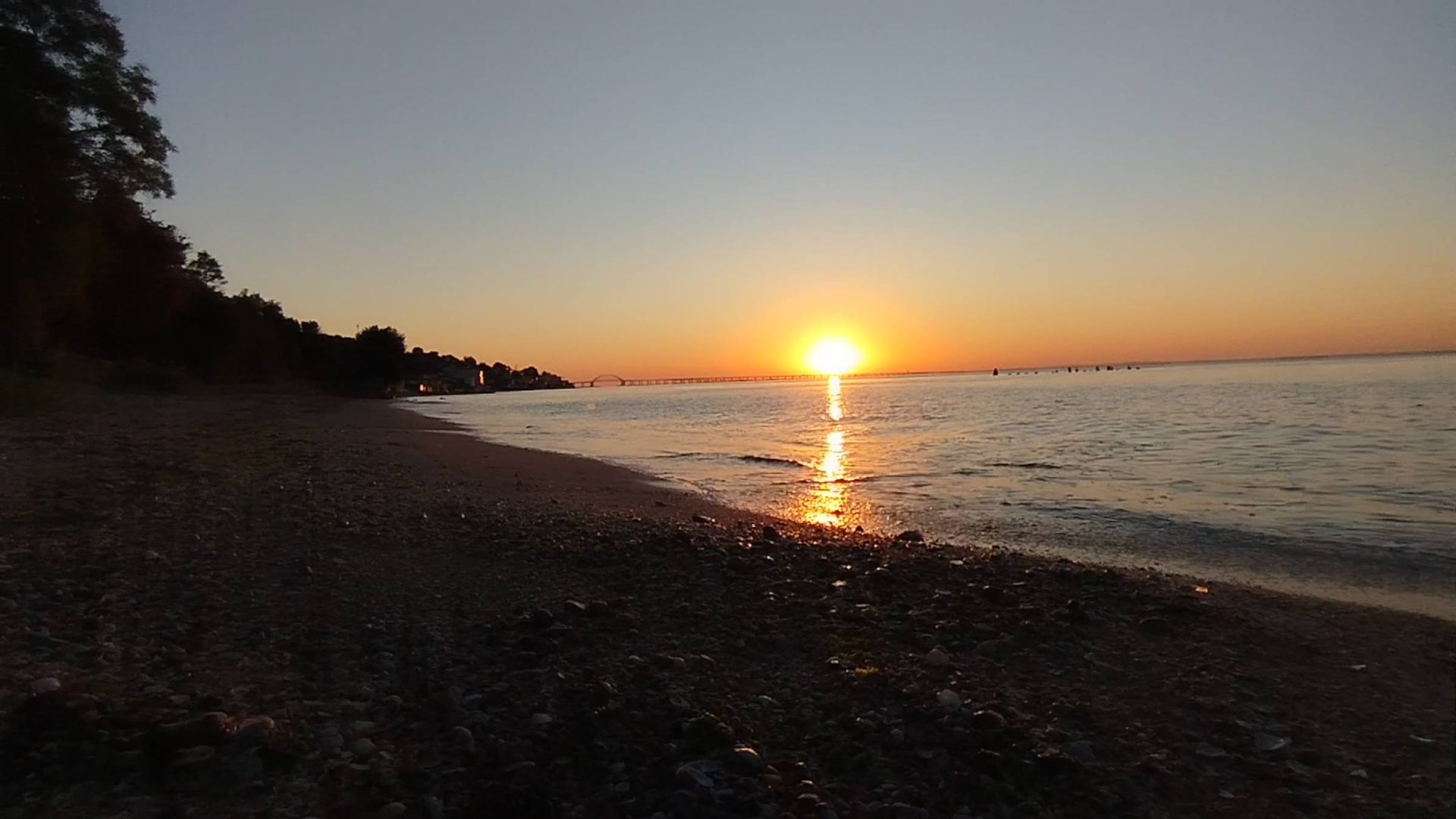 Рассвет над проливом мгновенья тишины.