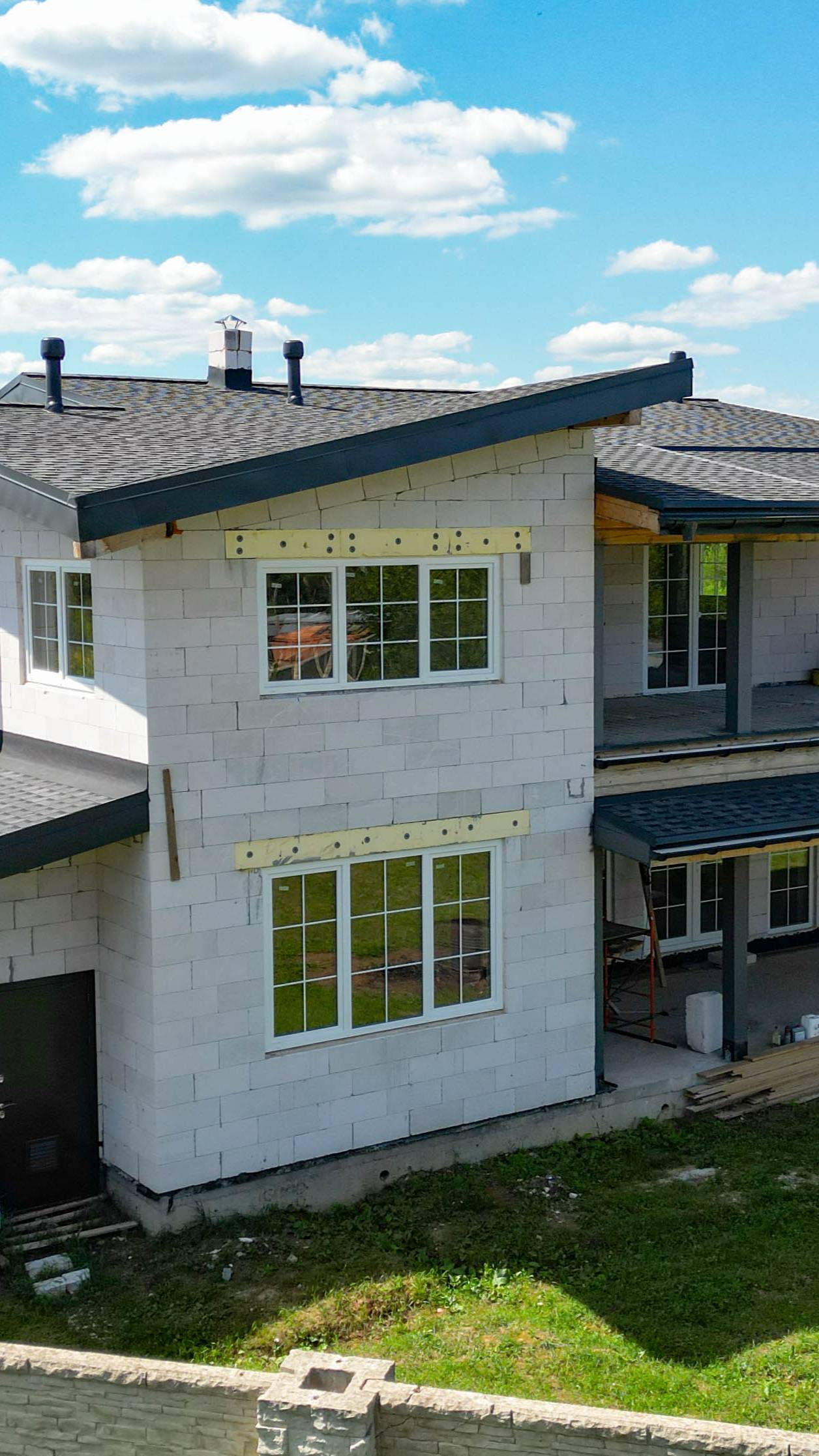 Дом из премиум газобетона IstKult. Плоская кровля почти ТехнрНиколь Shinglas