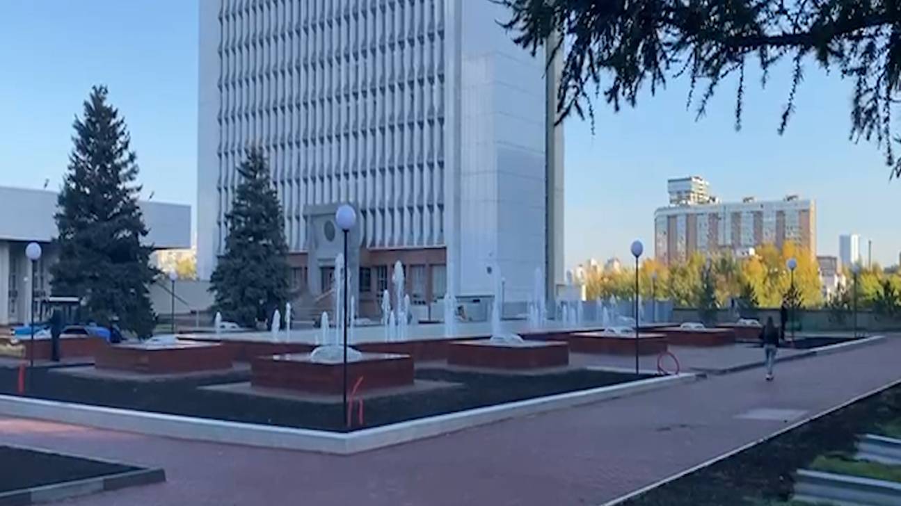 Запустили обновлённый фонтан у заксобрания в Новосибирске
