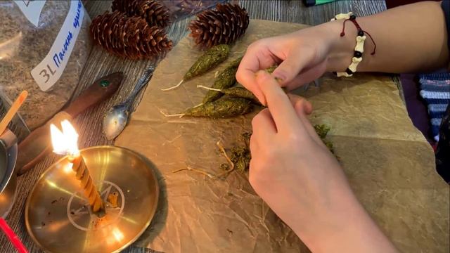 Ведьмины свечи с Еловыми шишками и полынью для защиты от колдовства и злых сил.