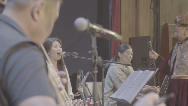 Амар сайн театрай хүгжэмшэдые Чита.ru каналай сэдхүүлшэд  Егор Захаров, Михаил гэгшэд буулгаба.