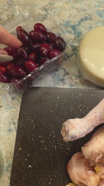 Курочка, фаршированная кизилом и сулугуни по абхазски