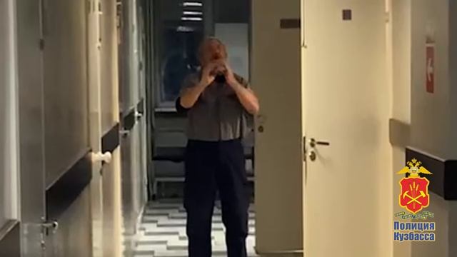 В Кемерове полицейские задержали грабителя, который похитил у уличного музыканта деньги и кларнет