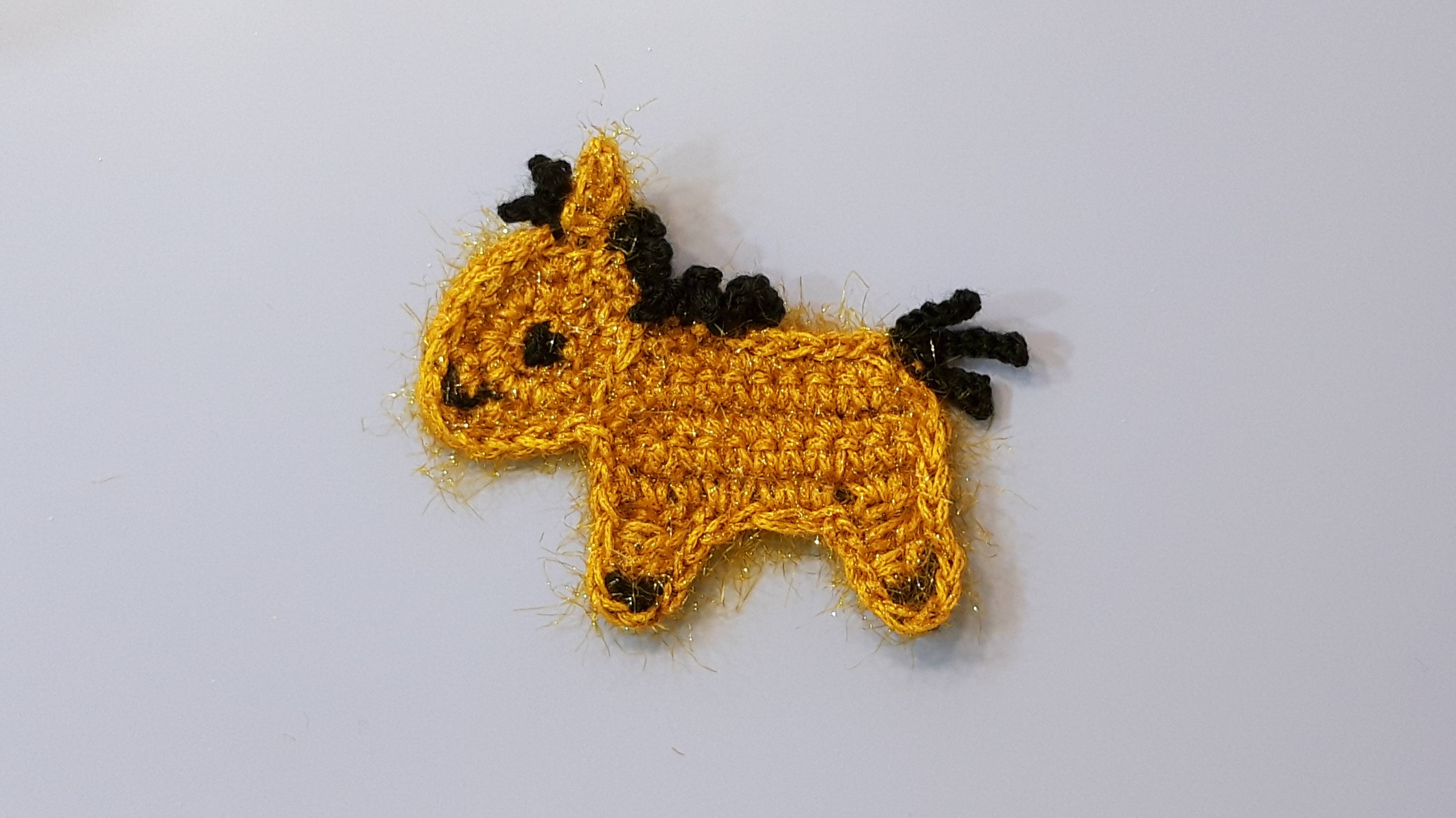 Лошадка  для ёлки . Аппликация крючком . Игрушка к новому году.