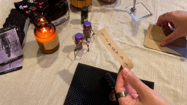 СВЕЧА С РУНАМИ И ВЕДЬМИНА БУТЫЛЬ. Полынь и магические ставы для защиты от зла.