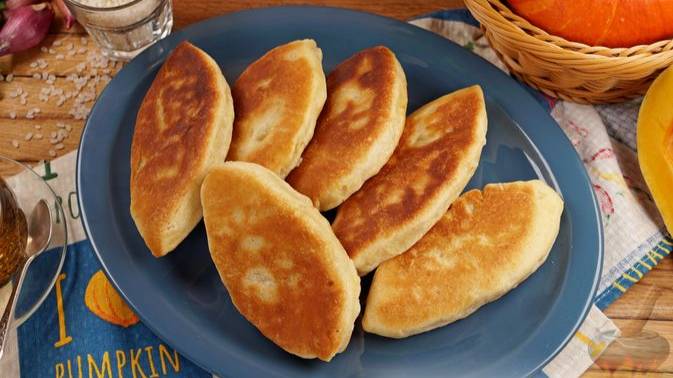С яркой и сытной начинкой. ПИРОЖКИ НА КЕФИРЕ, С ТЫКВОЙ И РИСОМ