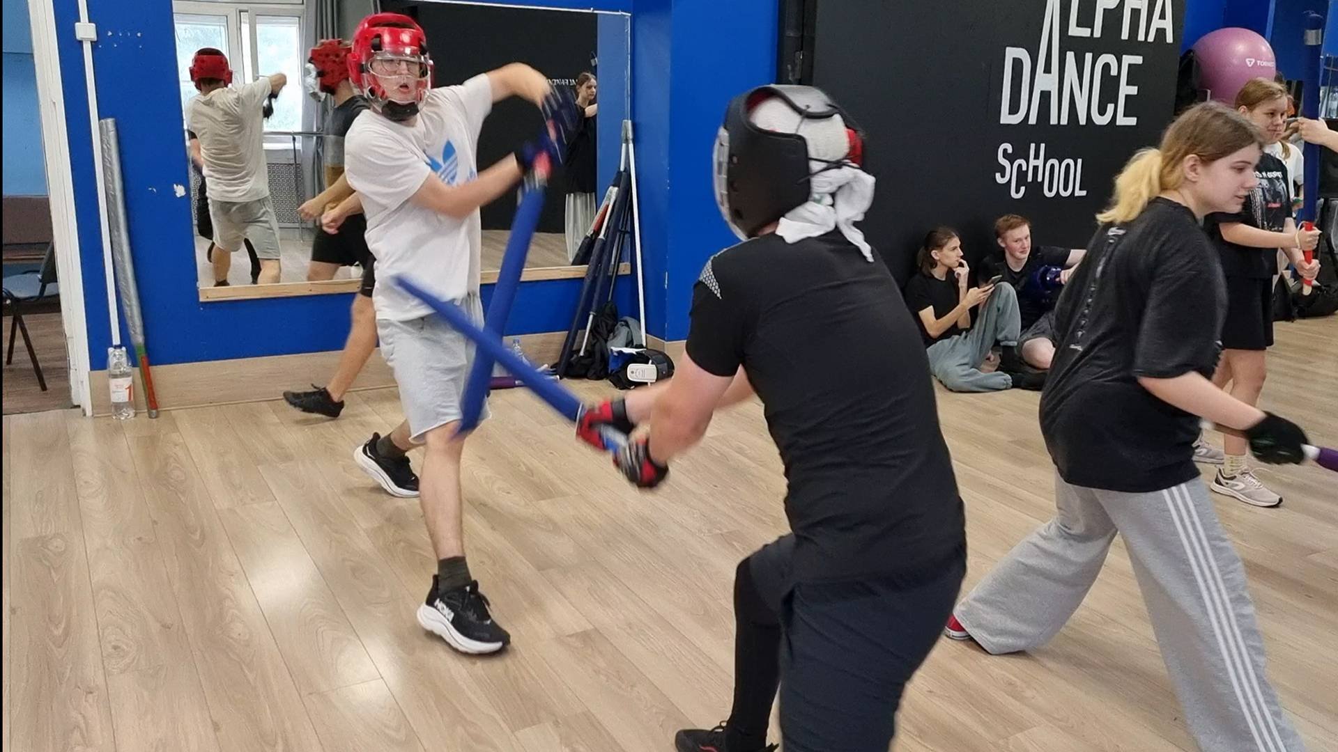 Спарринг на длинных плоских двуручных японских мечах чанбара катана в школе кэндзюцу Katana Club