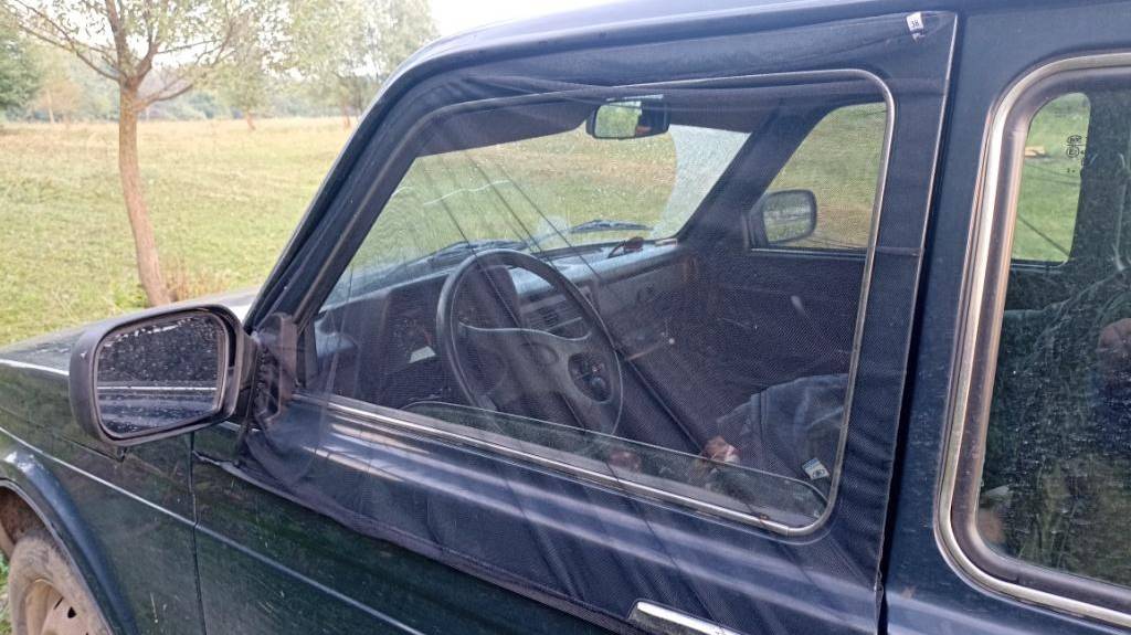 Москитная сетка на двери автомобиля