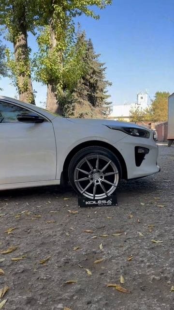 Kia Ceed на примерке дисков в 17-ом диаметре