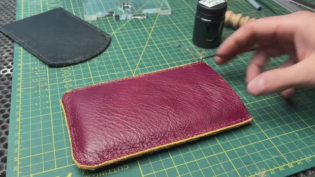 Взял кусок старого дивана и сделал чехол для телефона!