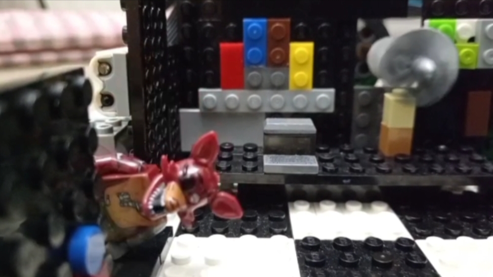 я начал делать фнаф из лего как вам?