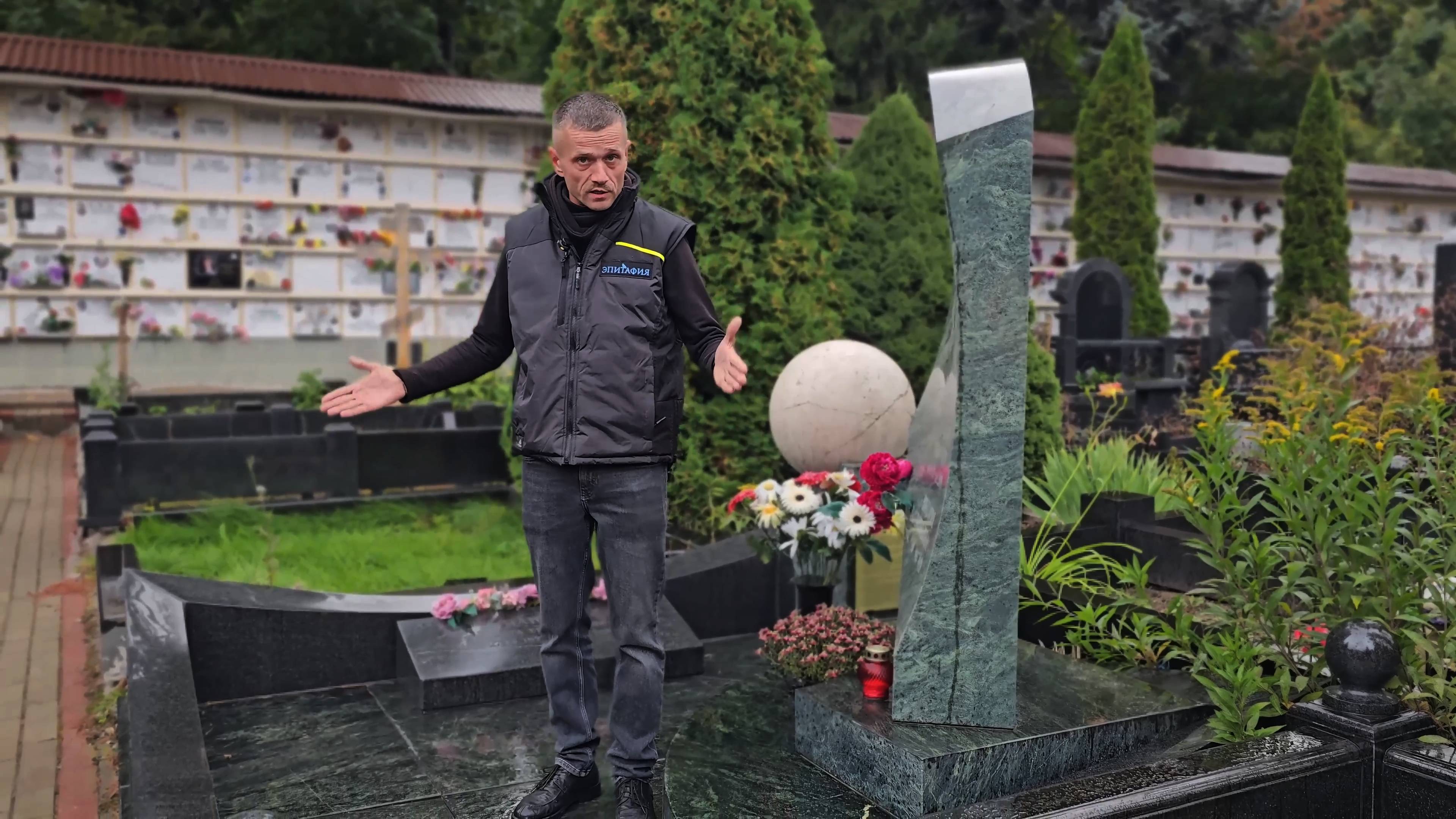 Памятники из змеевика: необычный вариант для оформления могилы