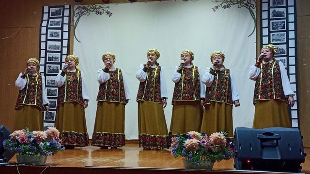 "Матушка Земля" - вокальный ансамбль "Привокзальные узоры".