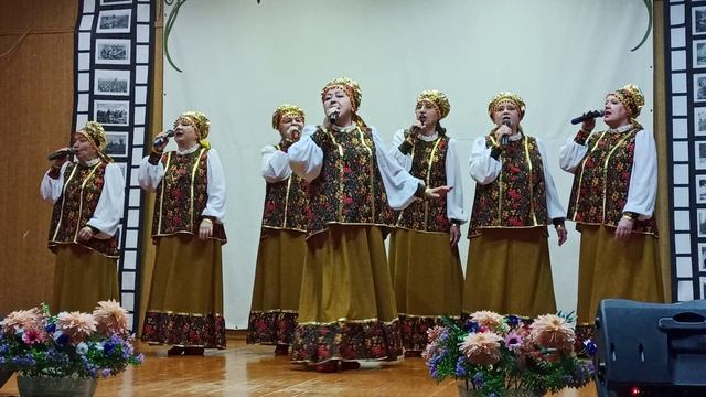 "Танцуй, красивая!" - вокальный ансамбль"Привокзальные узоры".