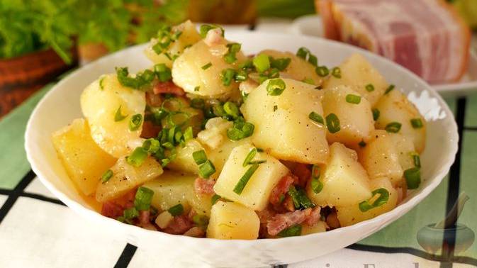 Почти гарнир. КАРТОФЕЛЬНЫЙ САЛАТ С БЕКОНОМ И ЛУКОМ