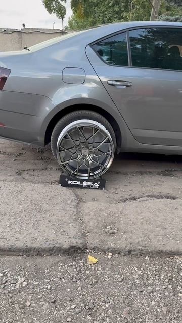 Skoda Octavia на примерке дисков в 18-ом диаметре