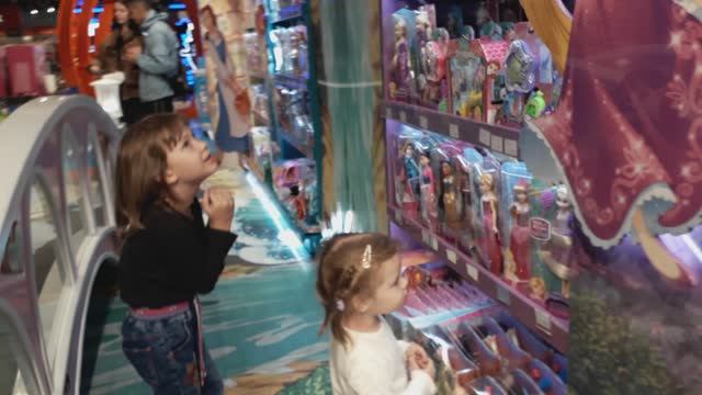 Детский мир - кукольный рай. Самое любимое развлечение девочек, куклы Барби и домики для них.