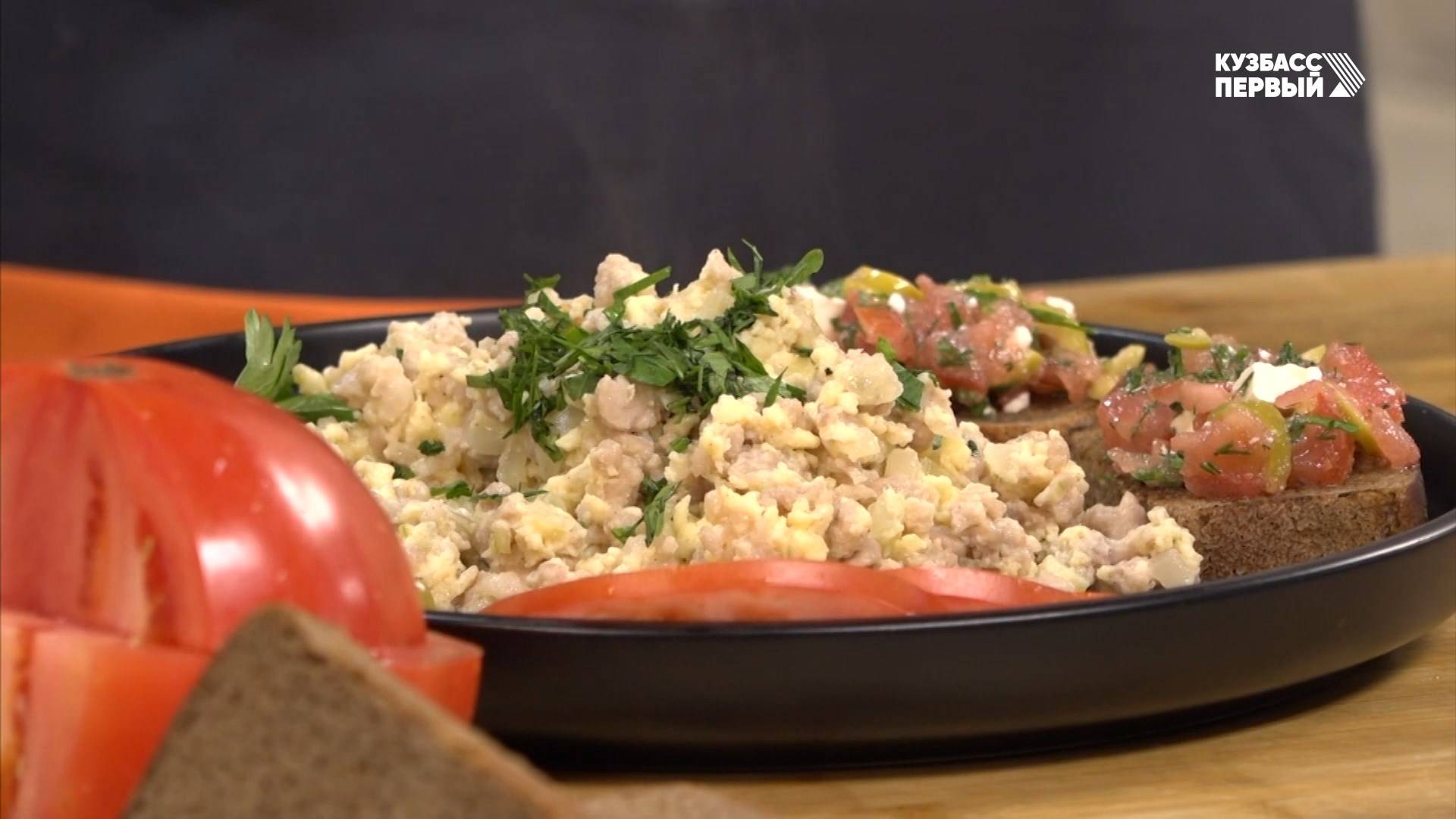 Готовим с Дикраном. Фарш с яйцом на сковороде и брускетта с творожным сыром