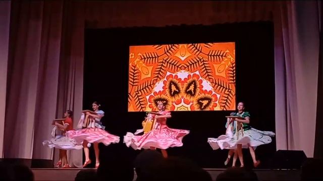 "Посиделки" (отрывок): ансамбль танца "Кристалл" (г. Анапа, 23.09.2025)