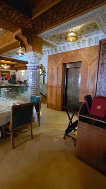 Прекрасный марокканский ресторан на рынке Касабланки,но мы сбежали там подают фаршированного голубя