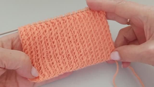 Универсальный, несложный узор спицами. 2 петли и 2 ряда.