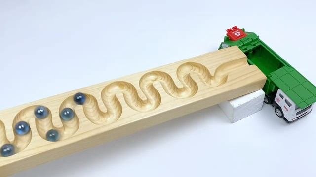 Шарики катаются по лабиринту 131